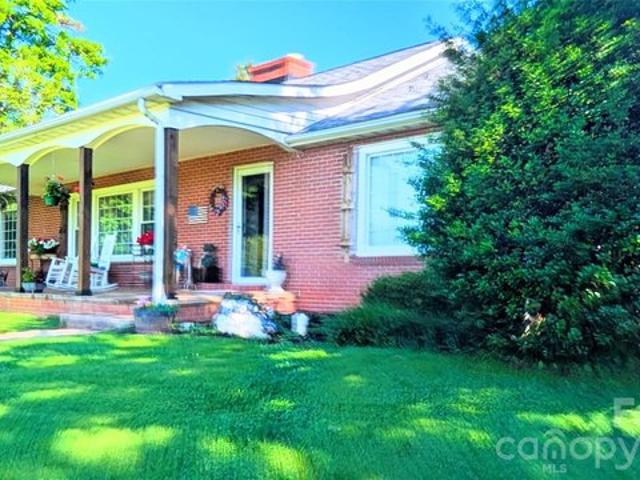 68 Hillside Terrace Dr, Waynesville, NC 28786
