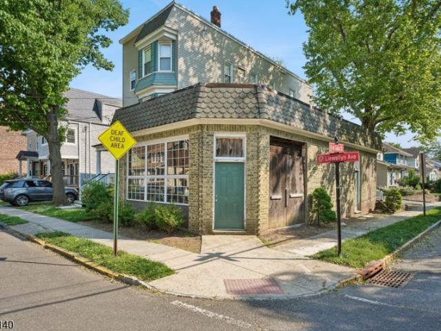 68 Llewellyn Ave