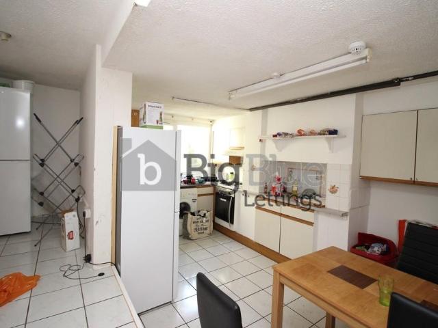 68 Royal Park Avenue, Hyde Park. 6 bed terraced house to rent £2,574 pcm £594 pw