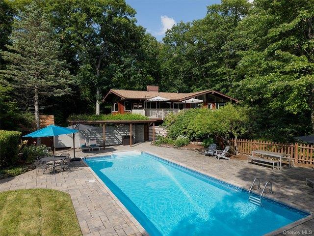 68 Spice Bush Ln, Tuxedo Park, NY 10987