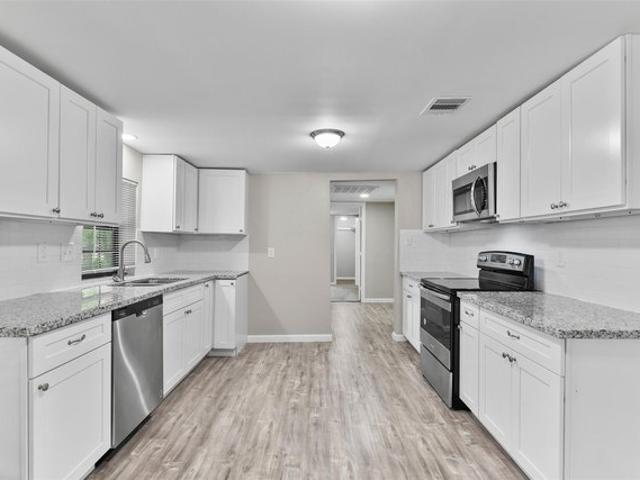 6905 Speaker St, Hitchcock, TX 77563