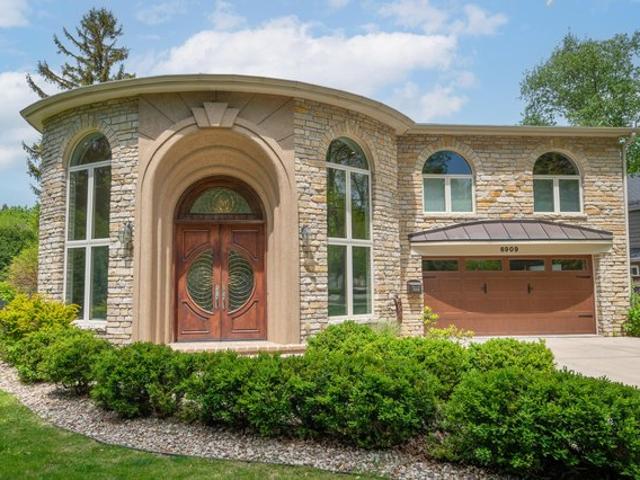 6909 N Belmont Ln, Fox Point, WI 53217