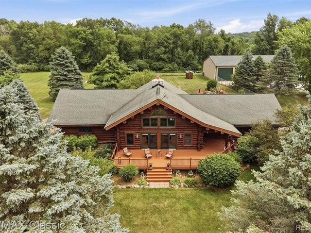 6900 Eveline Dr, Holly, MI 48442
