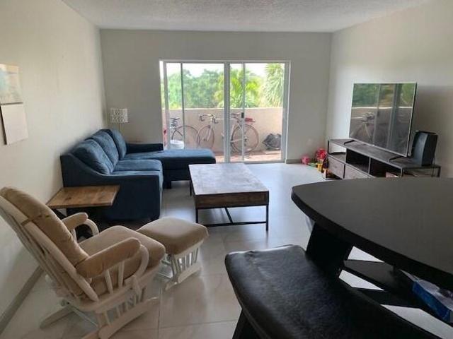 6902 N Kendall Dr #E401, Pinecrest, FL 33156
