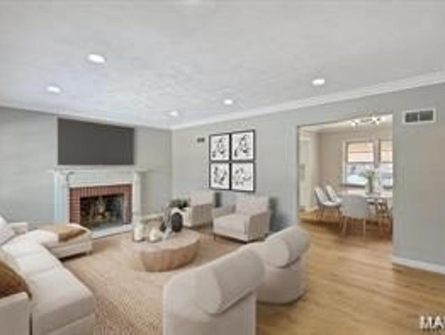 6902 Ira Ave, Saint Louis, MO 63121