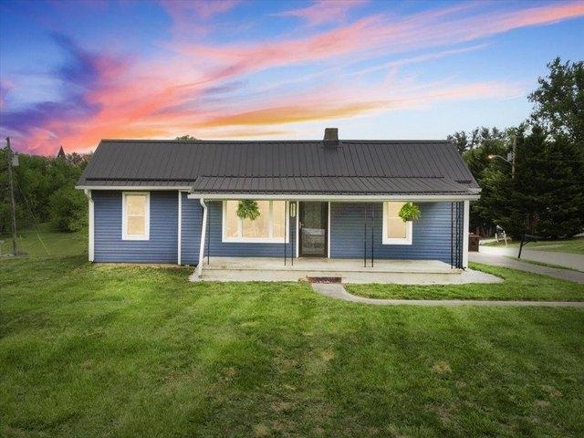 690 Harless St NE, Christiansburg, VA 24073