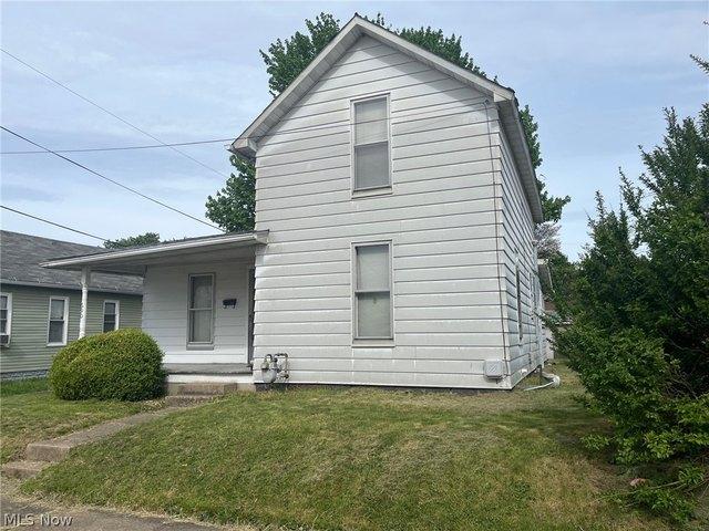 690 John St, Coshocton, OH 43812