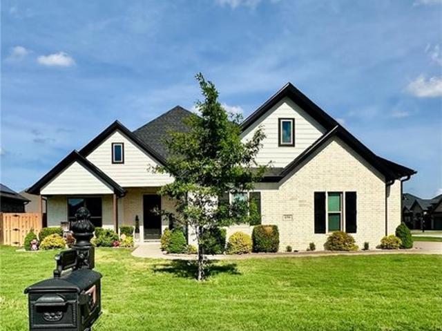 690 Malbec Rd, Tontitown, AR 72762