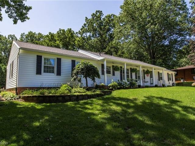 690 N Azalea Blvd, Barberton, OH 44203