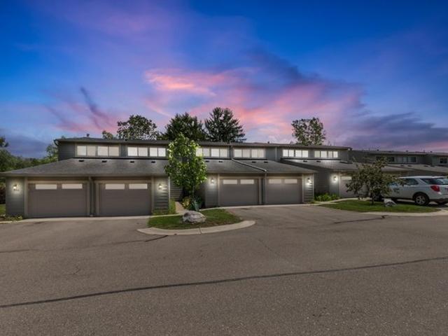 690 Peninsula Ct, Ann Arbor, MI 48105