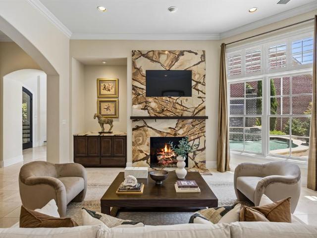 6914 Oak Manor Drive