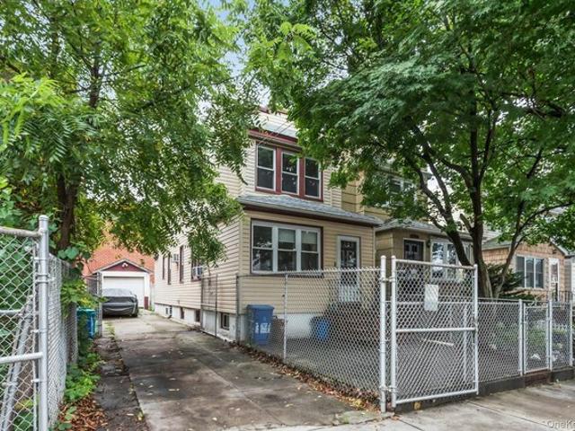 6915 69th Pl, Glendale, NY 11385