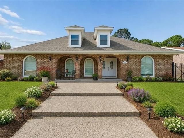 6916 Lake Willow Dr, New Orleans, LA 70126