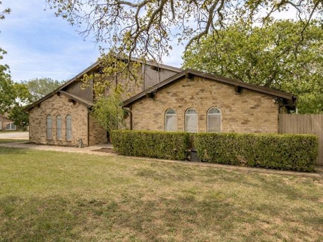 6917 Smithfield Rd, North Richland Hills, TX 76182