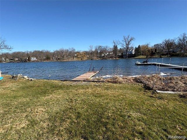 6912 Colony Dr, West Bloomfield Township, MI 48323