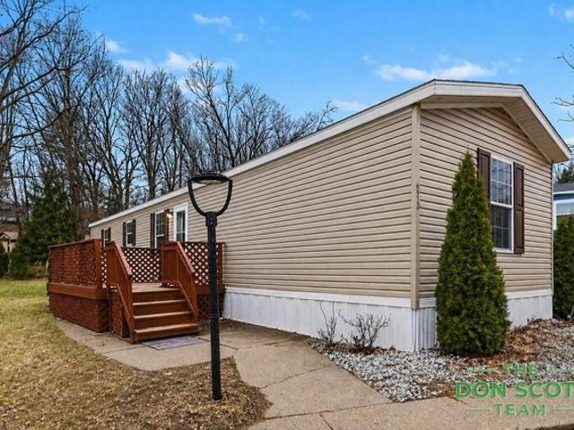 6913 Sandwood St NE, Rockford, MI 49341