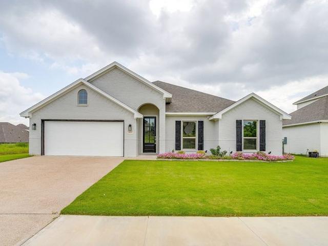 6913 Trail Rock Dr, Benbrook, TX 76126