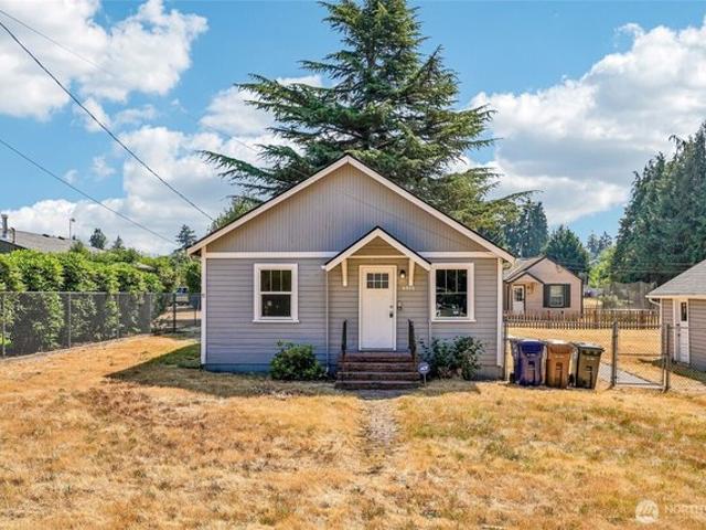 6925 52nd Ave W, University Place, WA 98467