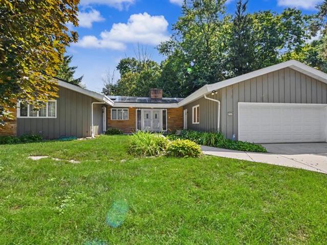 6920 N Beech Tree Dr, Glendale, WI 53209