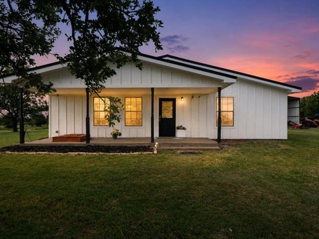 692 Plemons Dr, Henrietta, TX 76365