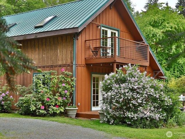 6939 Old Wagon Rd, Clinton, WA 98236