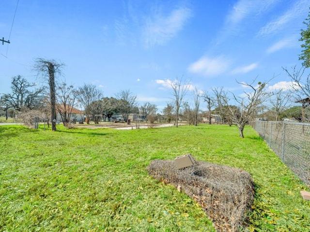 693 S Caldwell St, Giddings, TX 78942