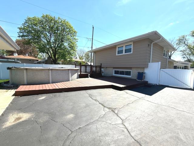 6944 W 106th Place