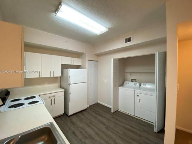 6944 39th St SW #B107, Davie, FL 33314