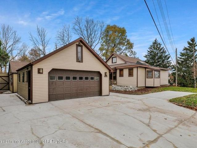 6945 Delta River Dr, Lansing, MI 48906