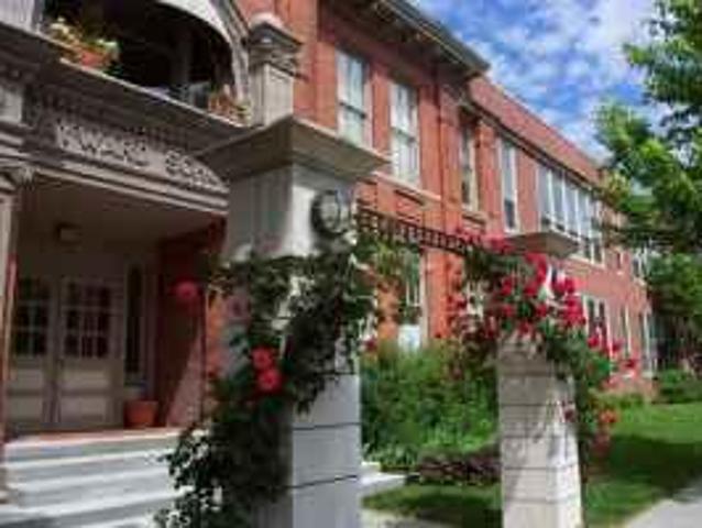 $695 / 1br large 1 bedroom condo near UNL and downtown Lincoln NE
