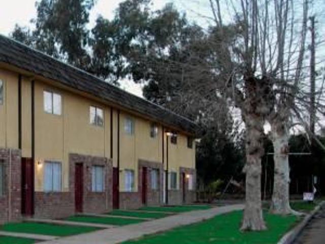 $695 / 2br SPECIAL OFFER! FREE HOT WATER AND INTERNET! 1400 Kern