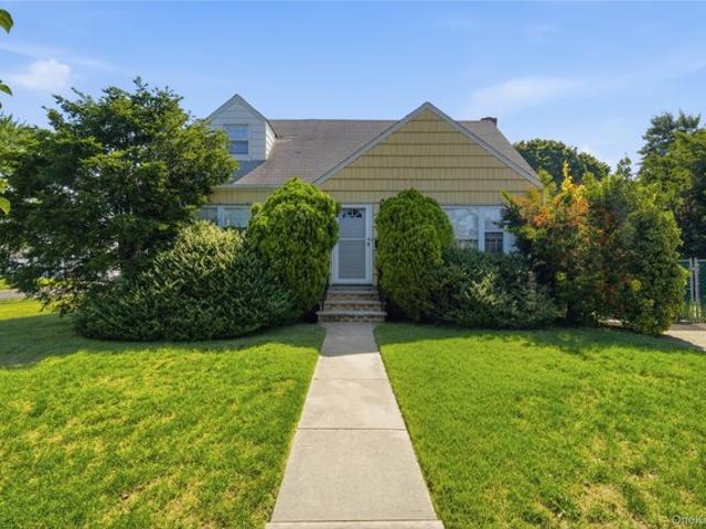695 Eileen Ct, Franklin Square, NY 11010