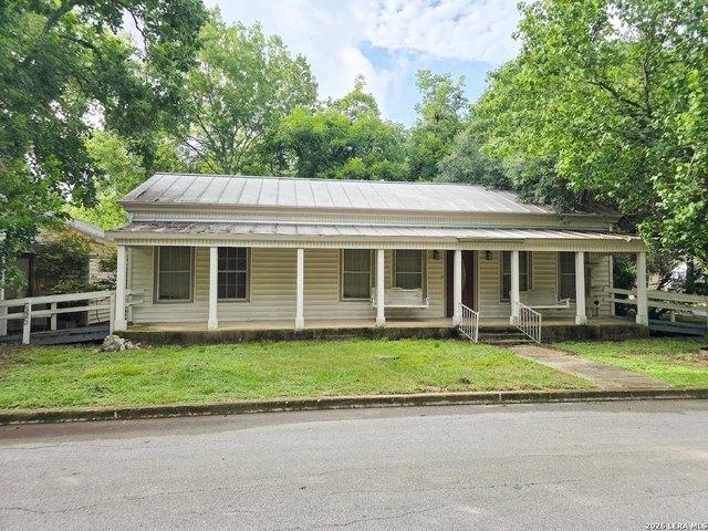 695 W Klingemann St, New Braunfels, TX 78130