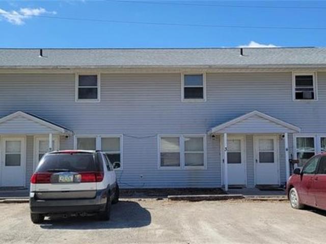 695 W Pine St, Marengo, IA 52301