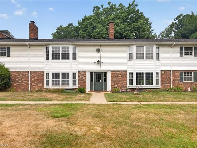 6965 Carriage Hill Dr, Brecksville, OH 44141
