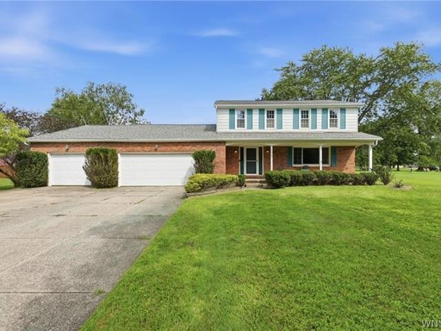 6967 Creekview Dr, Lockport, NY 14094