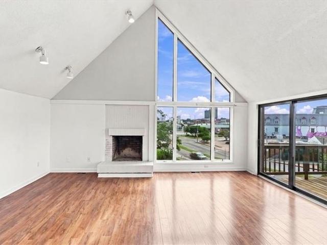 696 Mowbray Arch Apt 650, Norfolk, VA 23507
