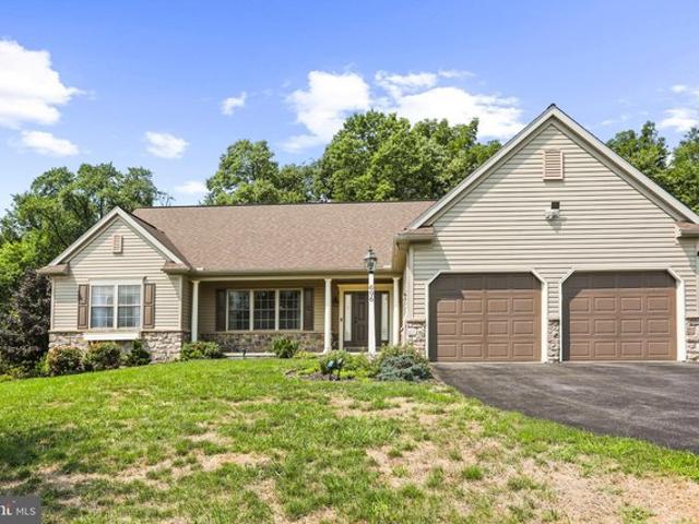 696 Rishel Dr, York, PA 17406