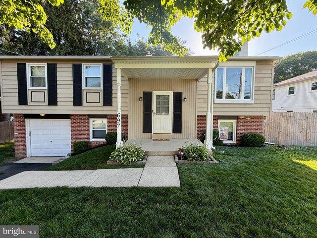 697 Cherry Tree Rd, Upper Chichester, PA 19014