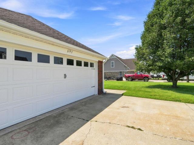 697 bloomington dr