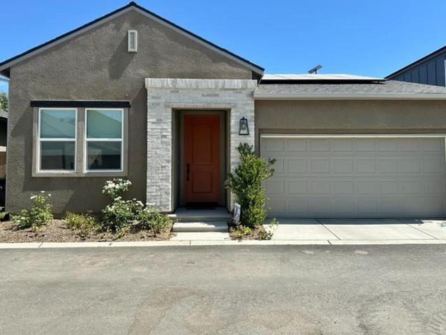 697 Grace Way, Madera, CA 93636