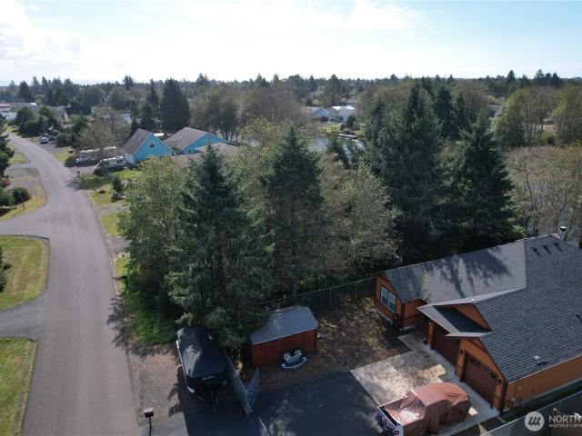 697 Island Circle SE