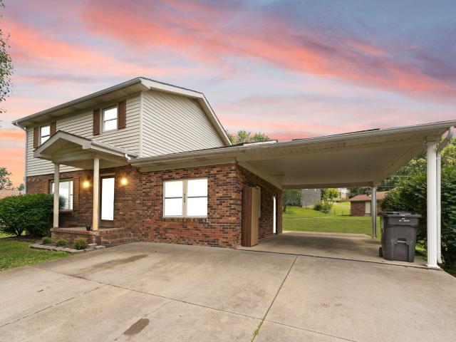 697 Oaklawn Circle