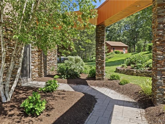 6985 Chestnut Ridge Road