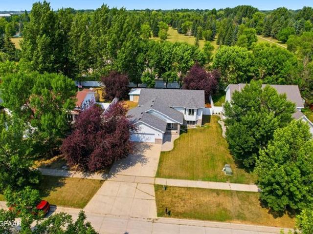 698 Barley Ct, Grand Forks, ND 58201