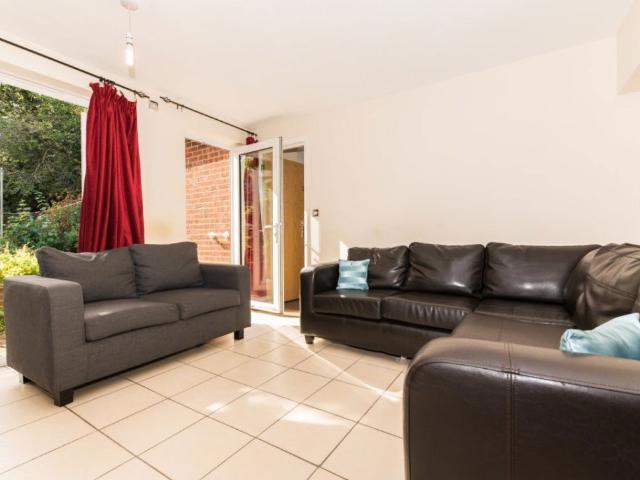 £698 p/w £3,025 pcm ⓘ The monthly or weekly payment required by the landlord. Read our glossary page Shipman Avenue, Canterbury