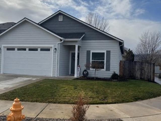699 Kaitlin Ln, Medford, OR 97501