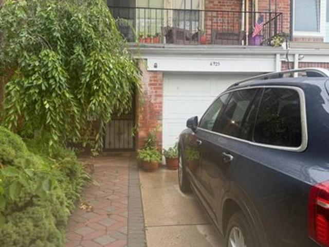 69 25 59th Dr, Maspeth, NY 11378