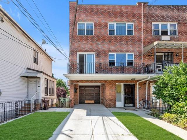 69 28 43rd Ave, Woodside, NY 11377