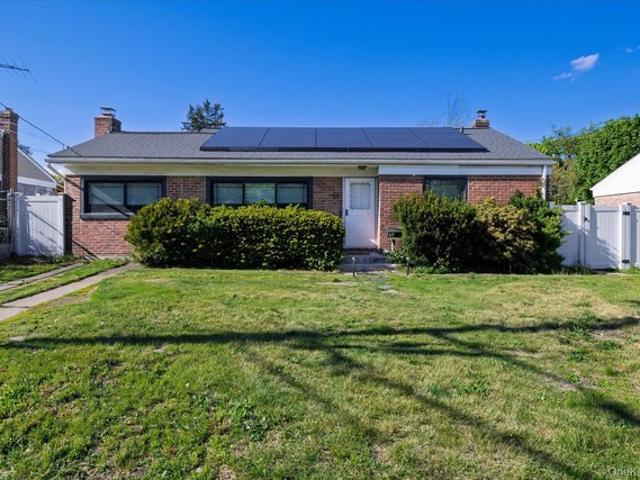 69 W 22nd St, Huntington Station, NY 11746